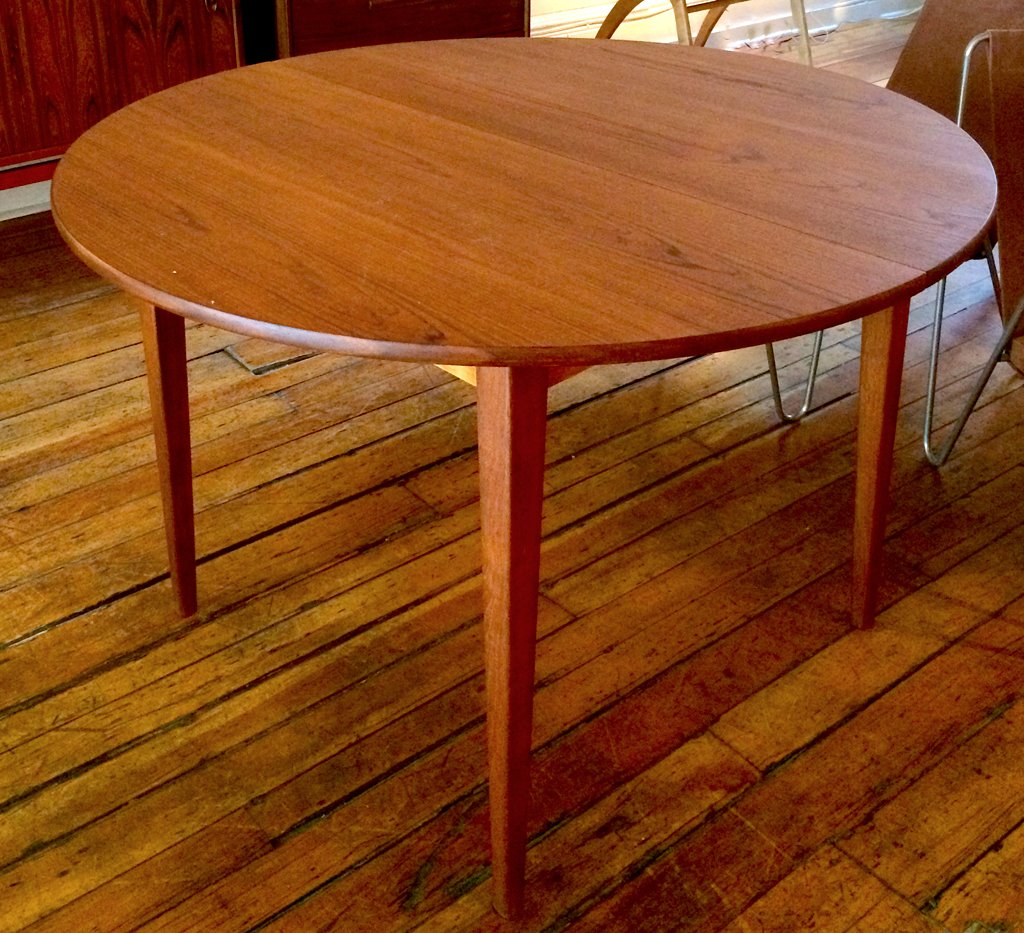 Scandinavian Round Teak Dining Table – Inabstracto